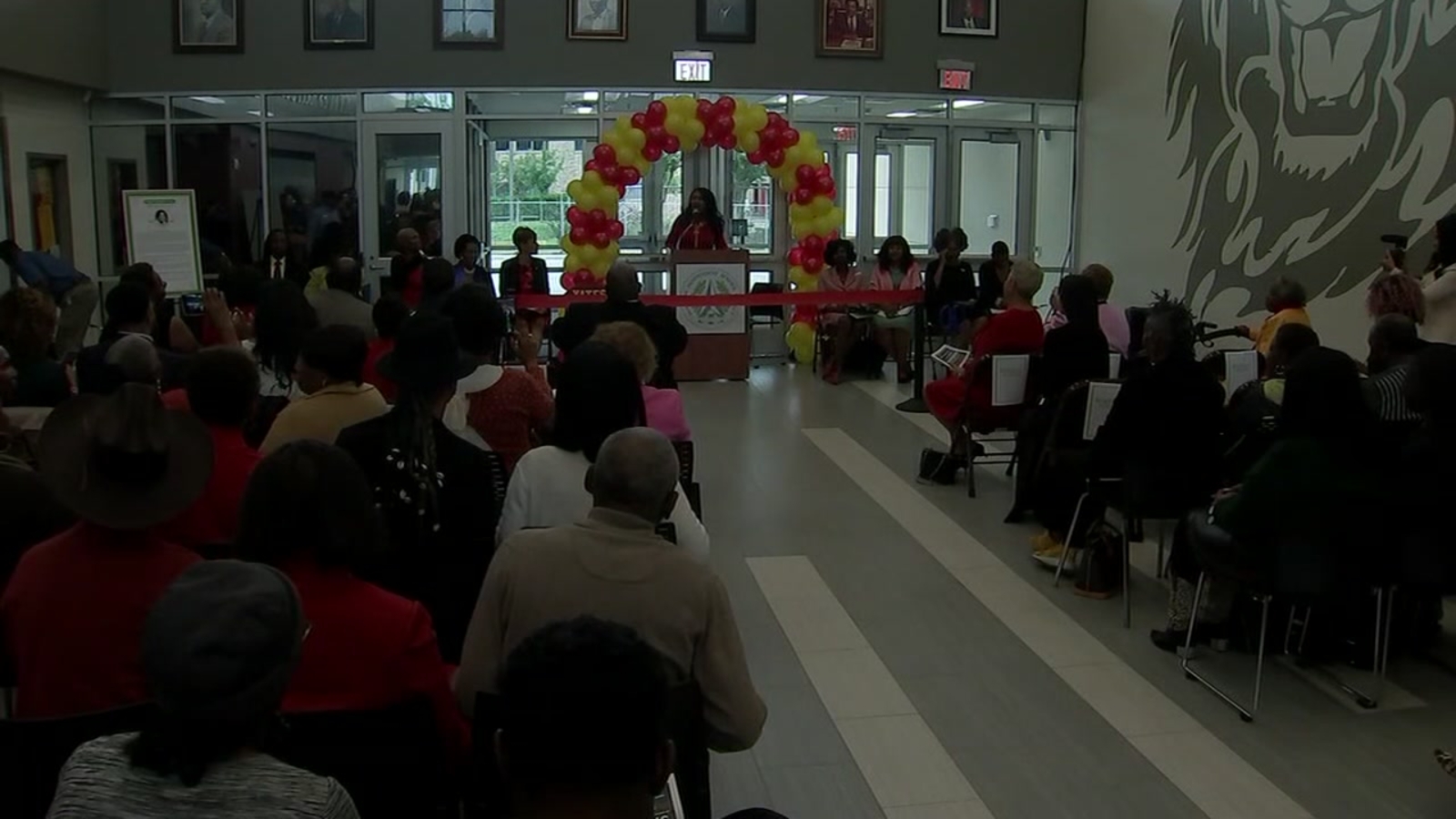 GRAND OPENING: Students at new Yates High School go to school in style ...