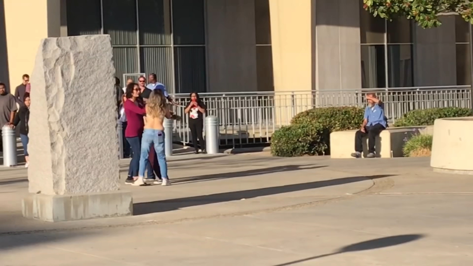 Women fighting outside Fresno courthouse leads to one arrest - ABC30 Fresno