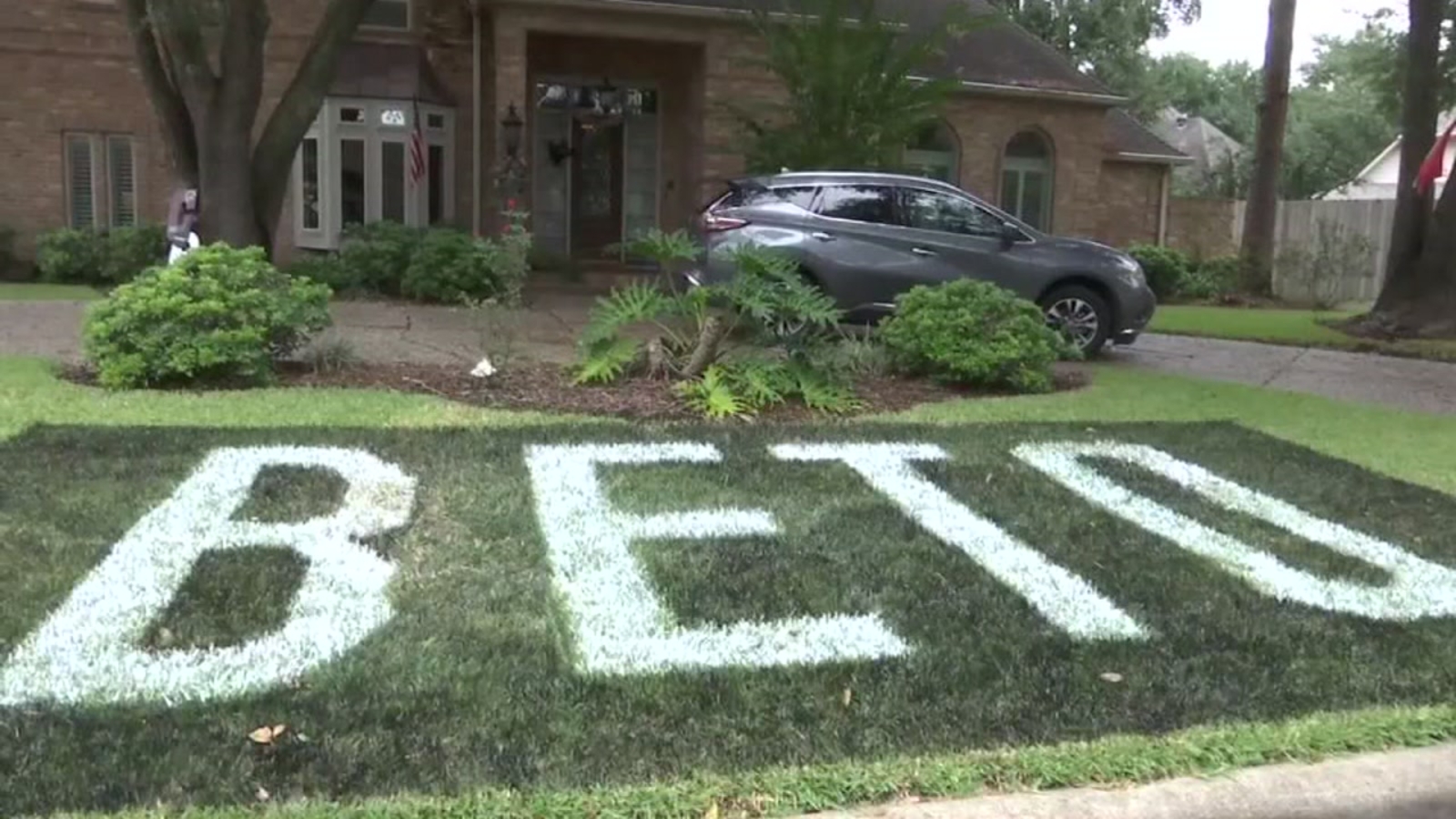 Katy homeowner fights with HOA to keep large Beto sign in front yard ...