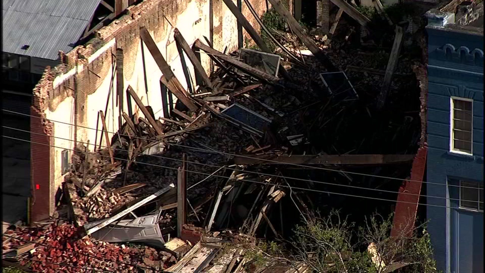 Building collapse in downtown Houston scatters rubble into street ...