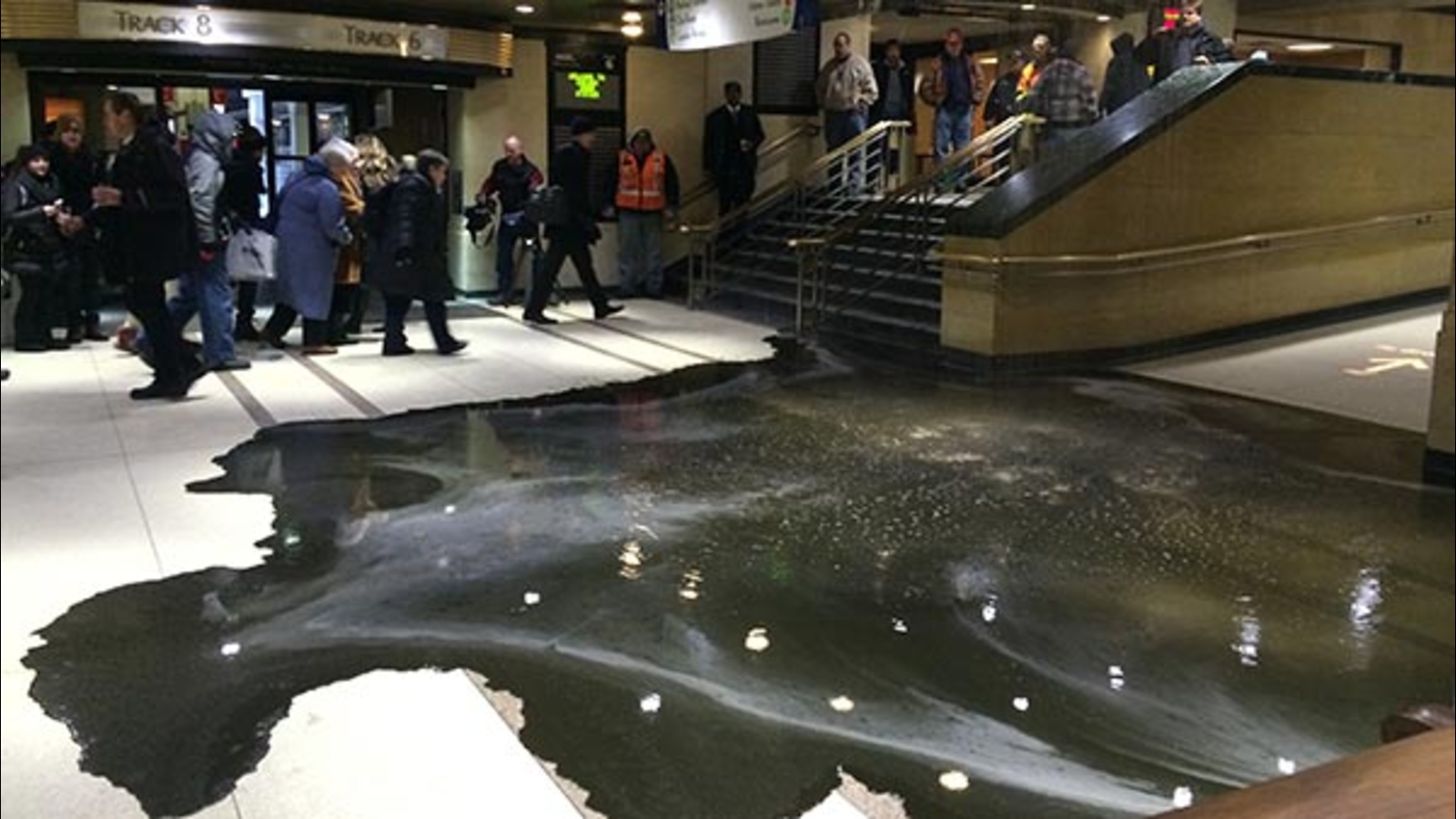Sprinkler pipe bursts in Union Station ceiling - ABC7 Chicago