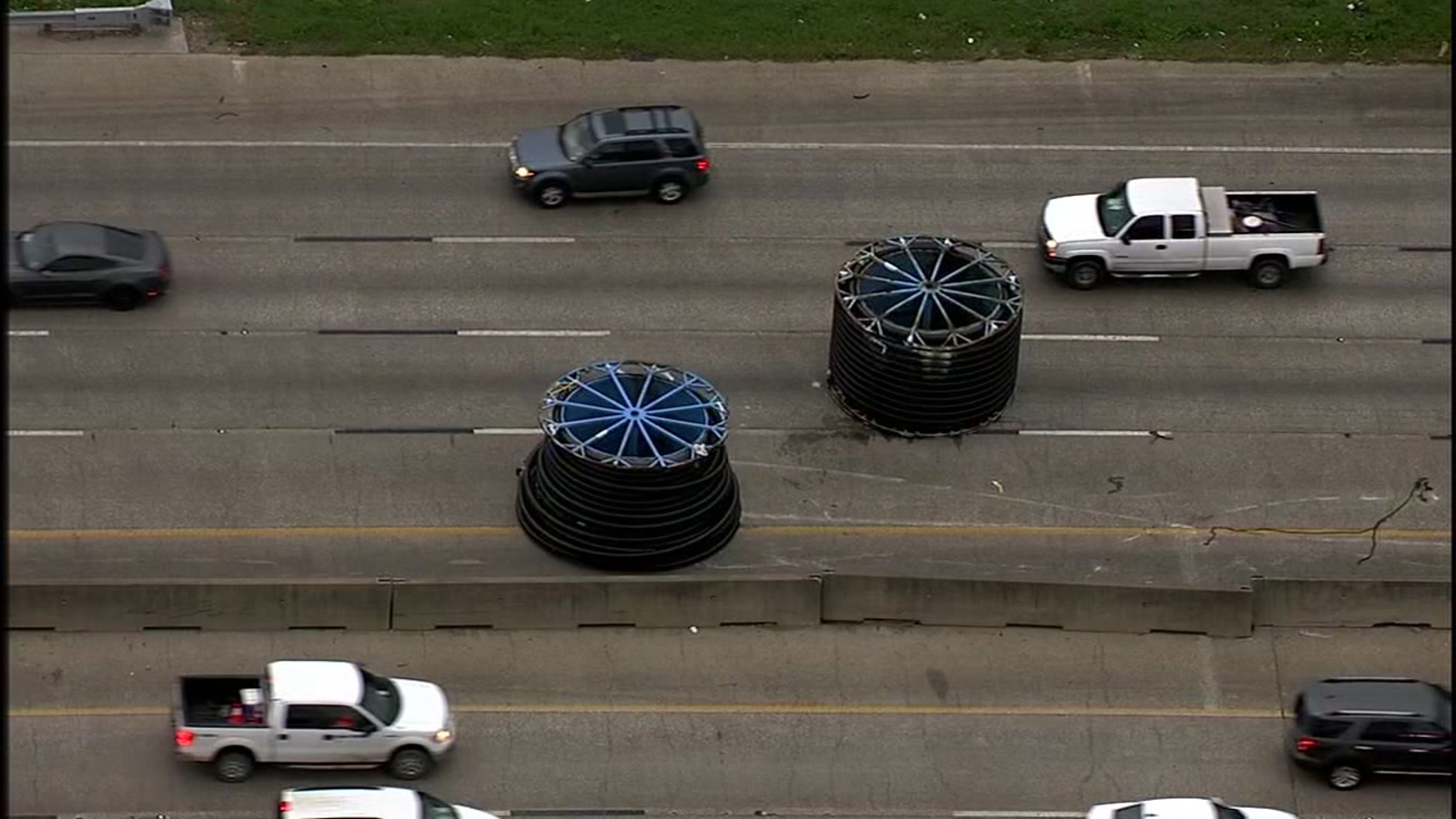 Runaway spools send drivers swerving on East Freeway - ABC13 Houston