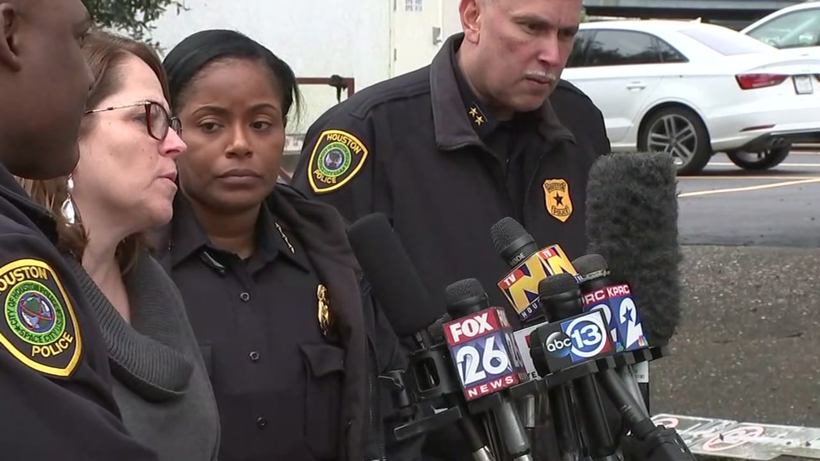 Lamar HS principal Rita Graves fights back tears after 3 teens killed ...