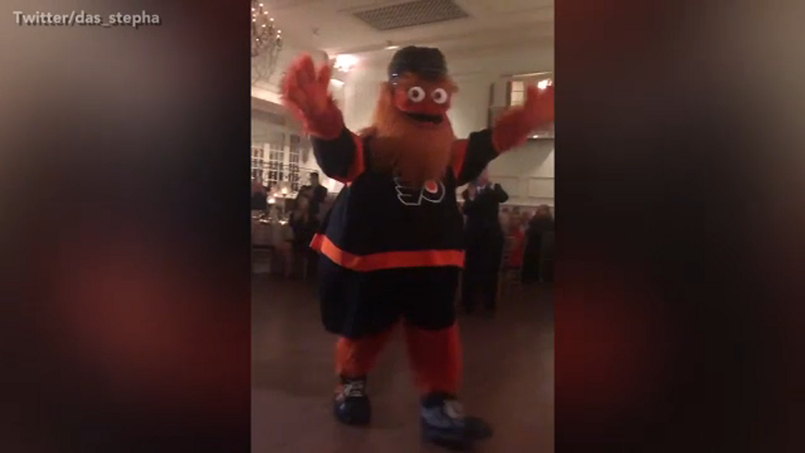 Gritty crashes wedding in Philadelphia - 6abc Philadelphia