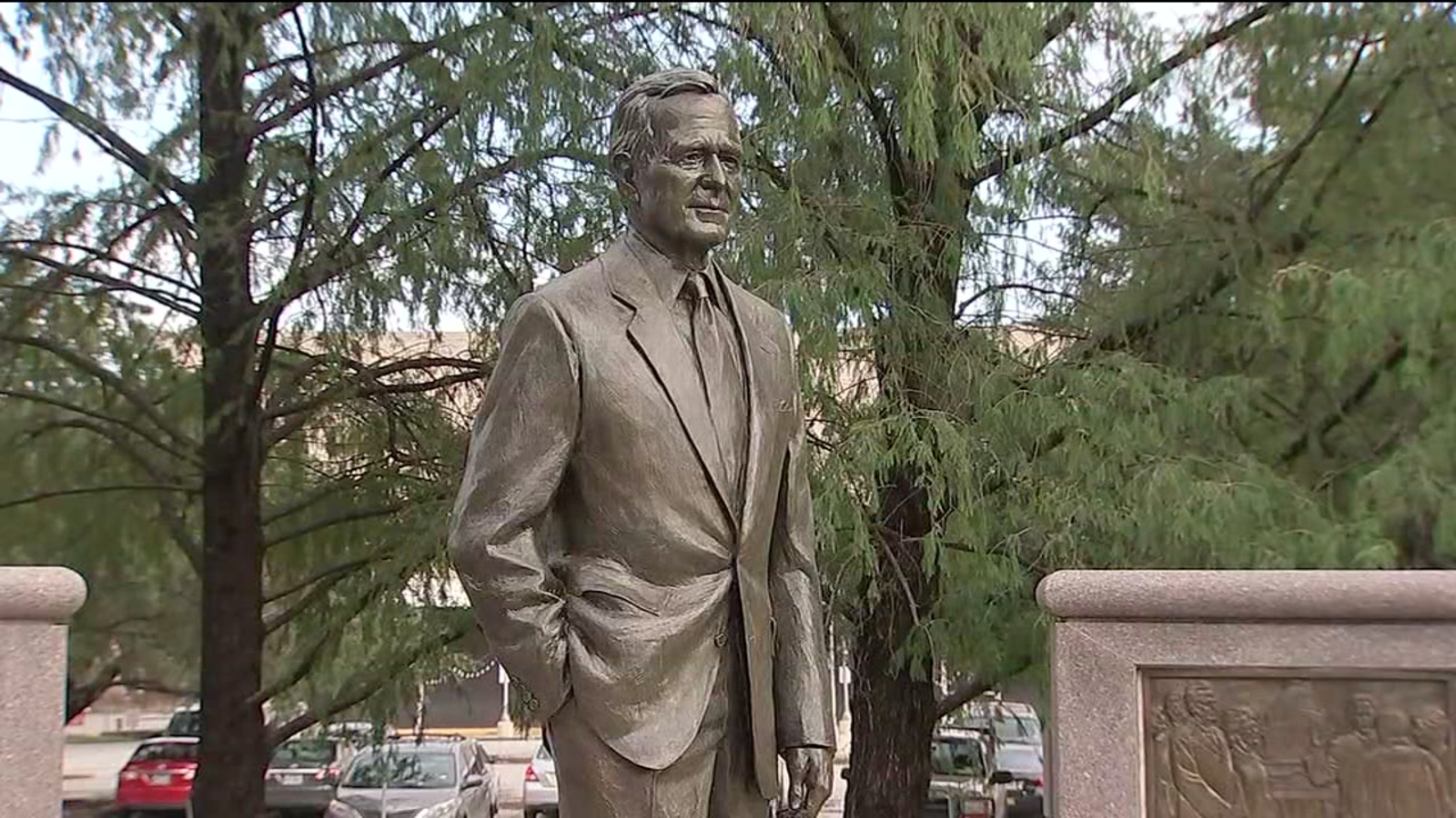 Houstonians paying their respects at the monument of George H.W. Bush ...