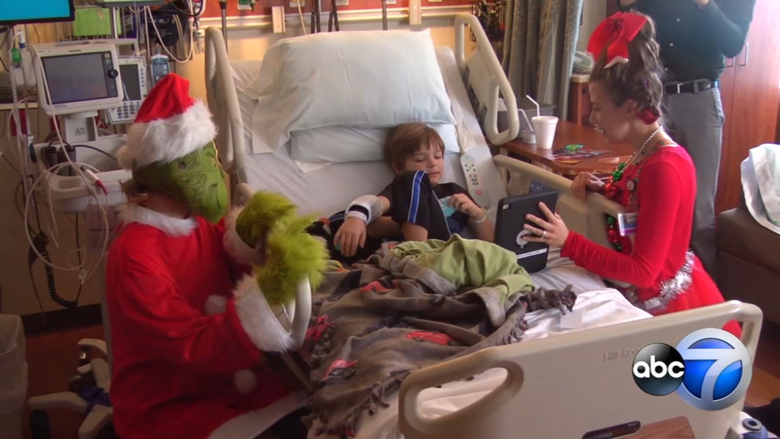 Santa and the Grinch surprise hospitalized kids with presents - ABC7 ...