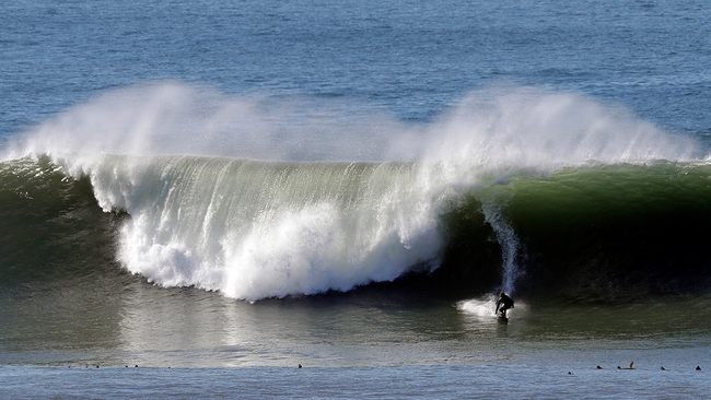 VIDEO: Surfers catch big waves at Mavericks in Half Moon Bay - ABC7 San ...