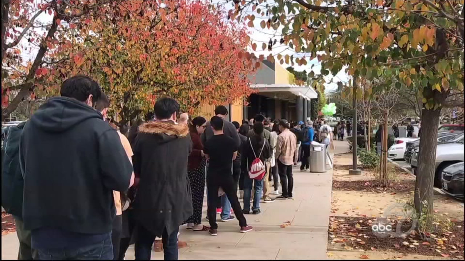 Burger fans line up ahead of Shake Shack opening in Palo Alto - ABC7 ...