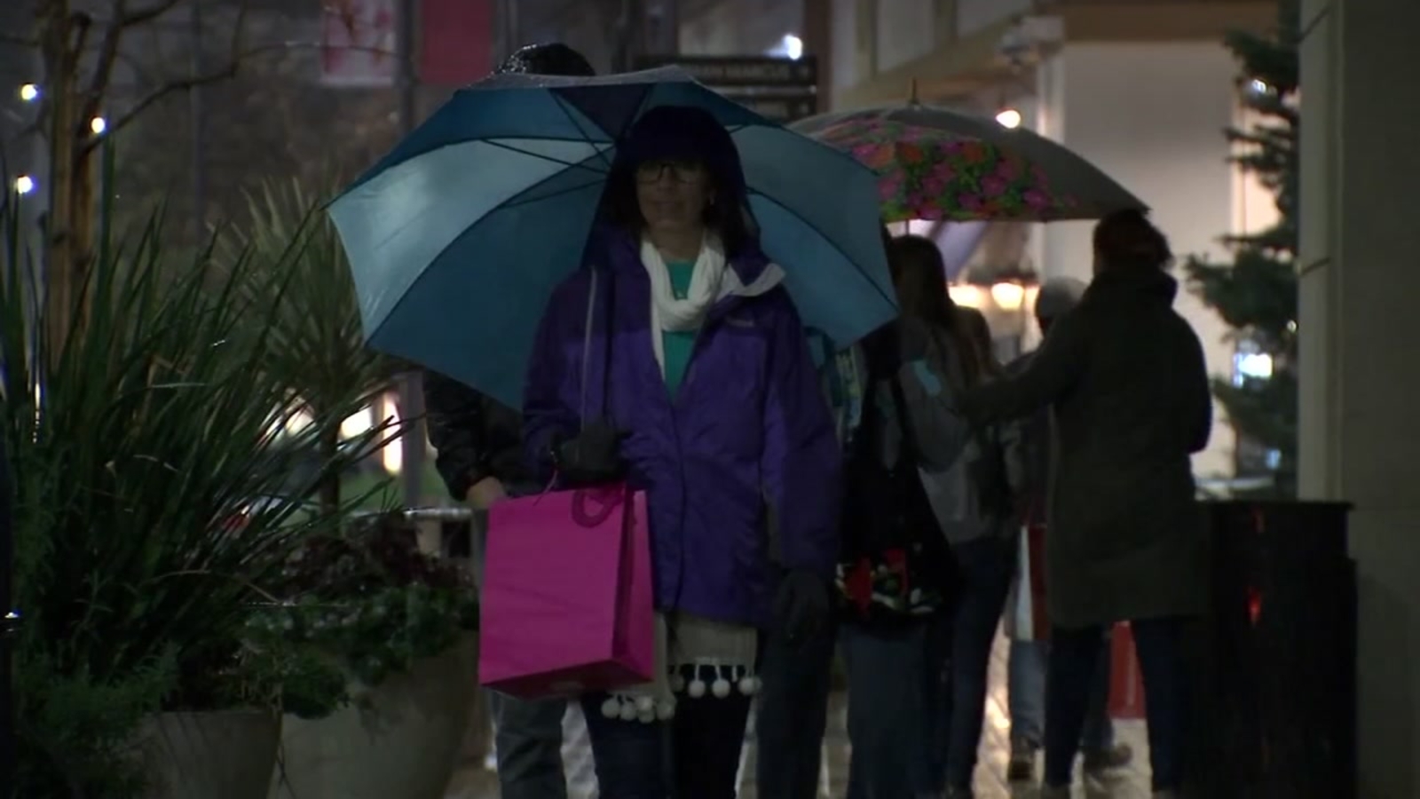 Rain poses no obstacle for holiday shoppers in Walnut Creek - ABC7 San ...