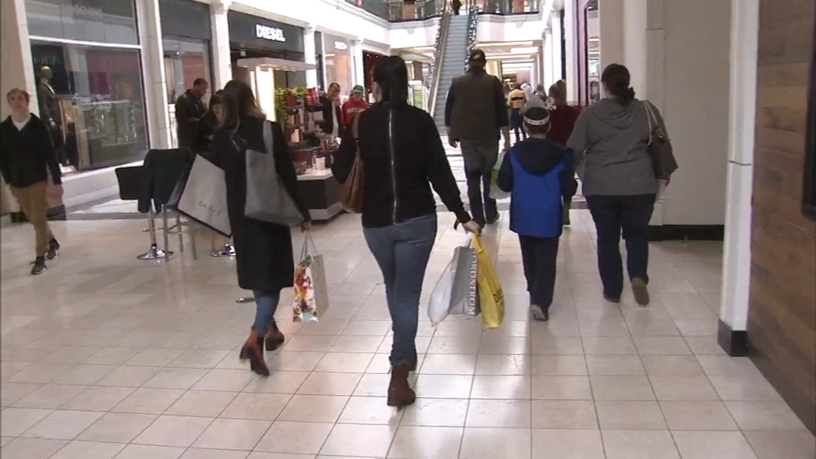 Super Saturday holiday shopping in full gear at King of Prussia Mall ...