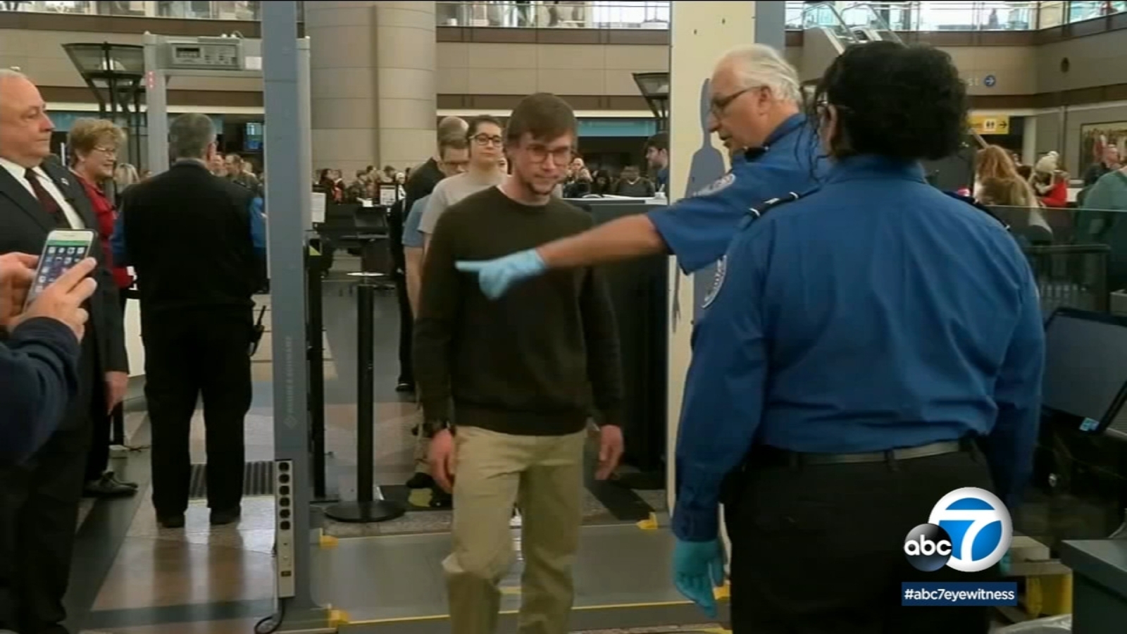 TSA agents at LAX work busy holiday weekend despite government shutdown ...