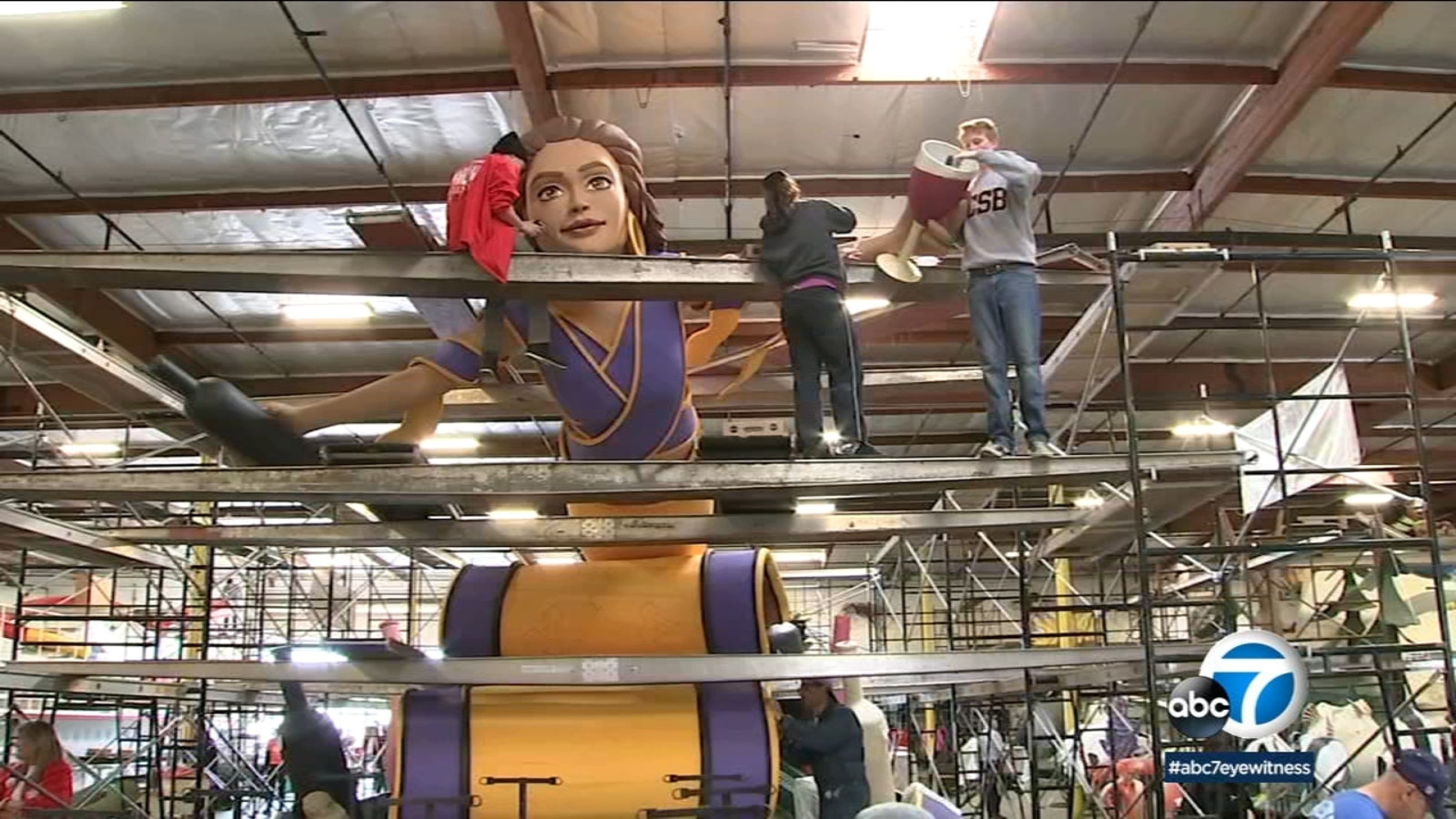 Volunteers race against clock to complete Rose Parade floats - ABC7 Los ...