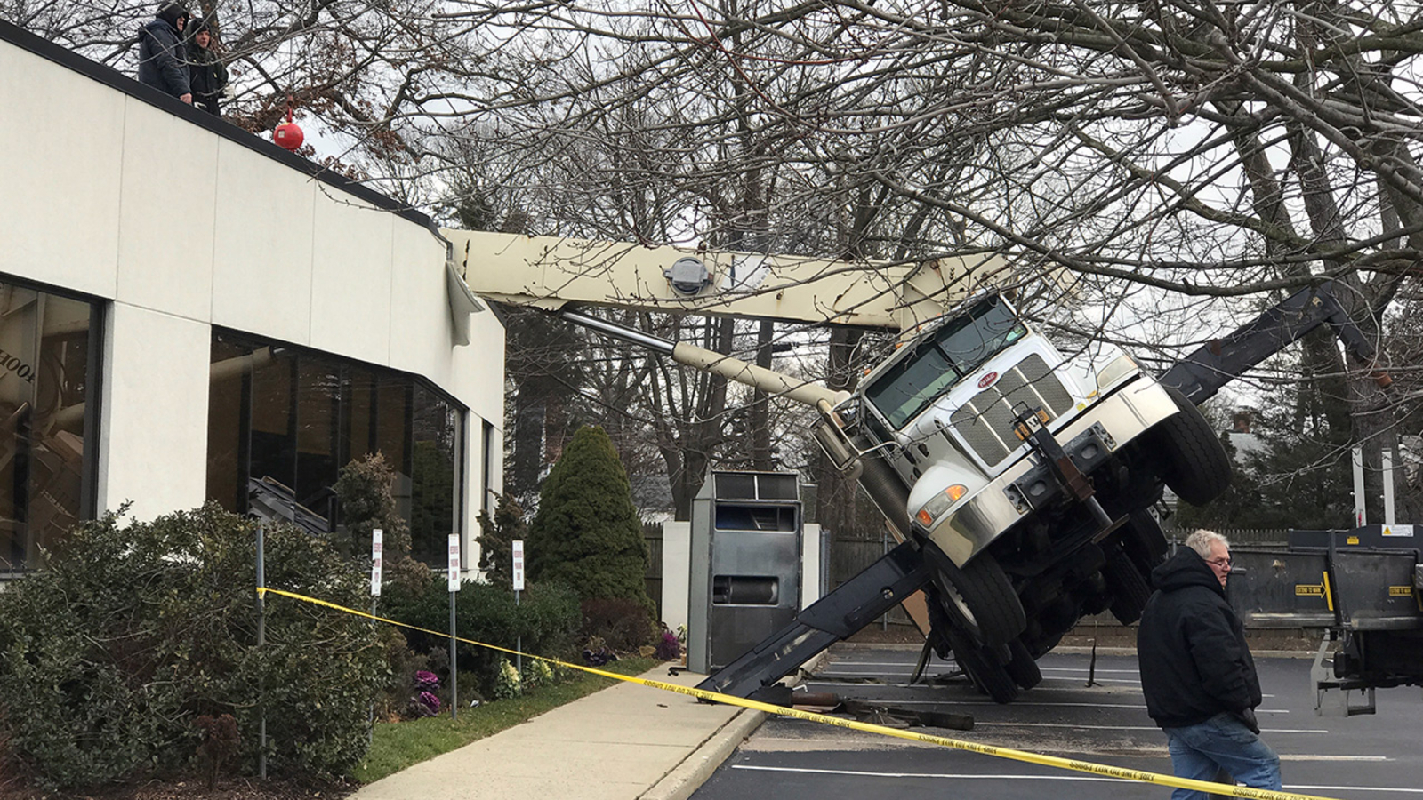 Crane topples onto office building on Long Island - ABC7 New York