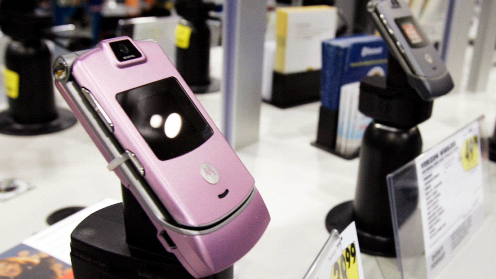 Motorola bringing back Razr phone with a few upgrades - ABC7 Los Angeles