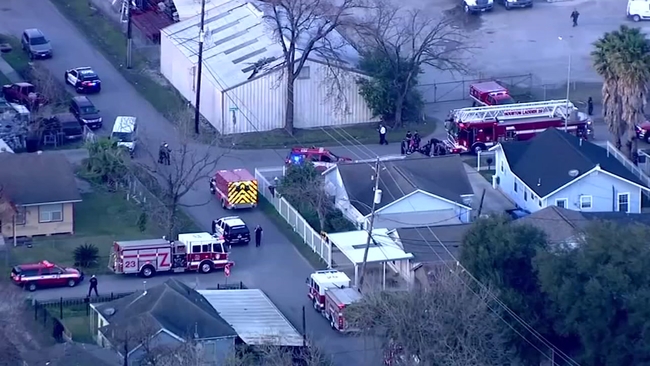 Houston police shooting: 5 officers injured in shootout while serving ...