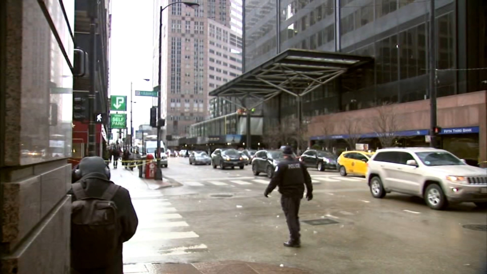 Chunks of ice fall from downtown skycrapers, smashing car window - ABC7 ...