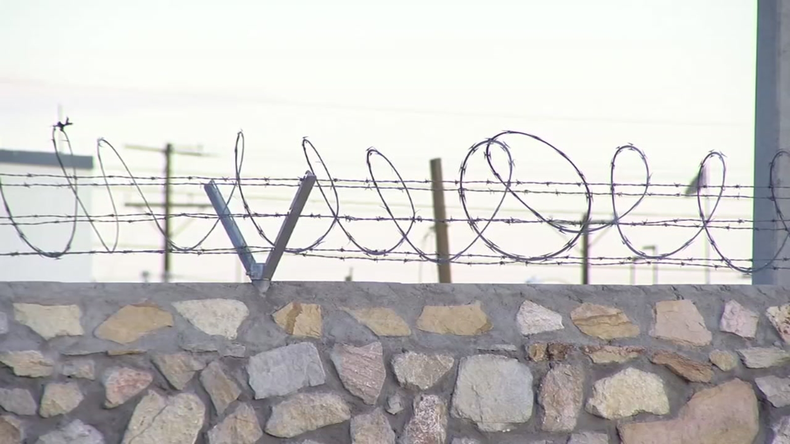 Customs and Border Protection adds barbed wire to border in El Paso ...