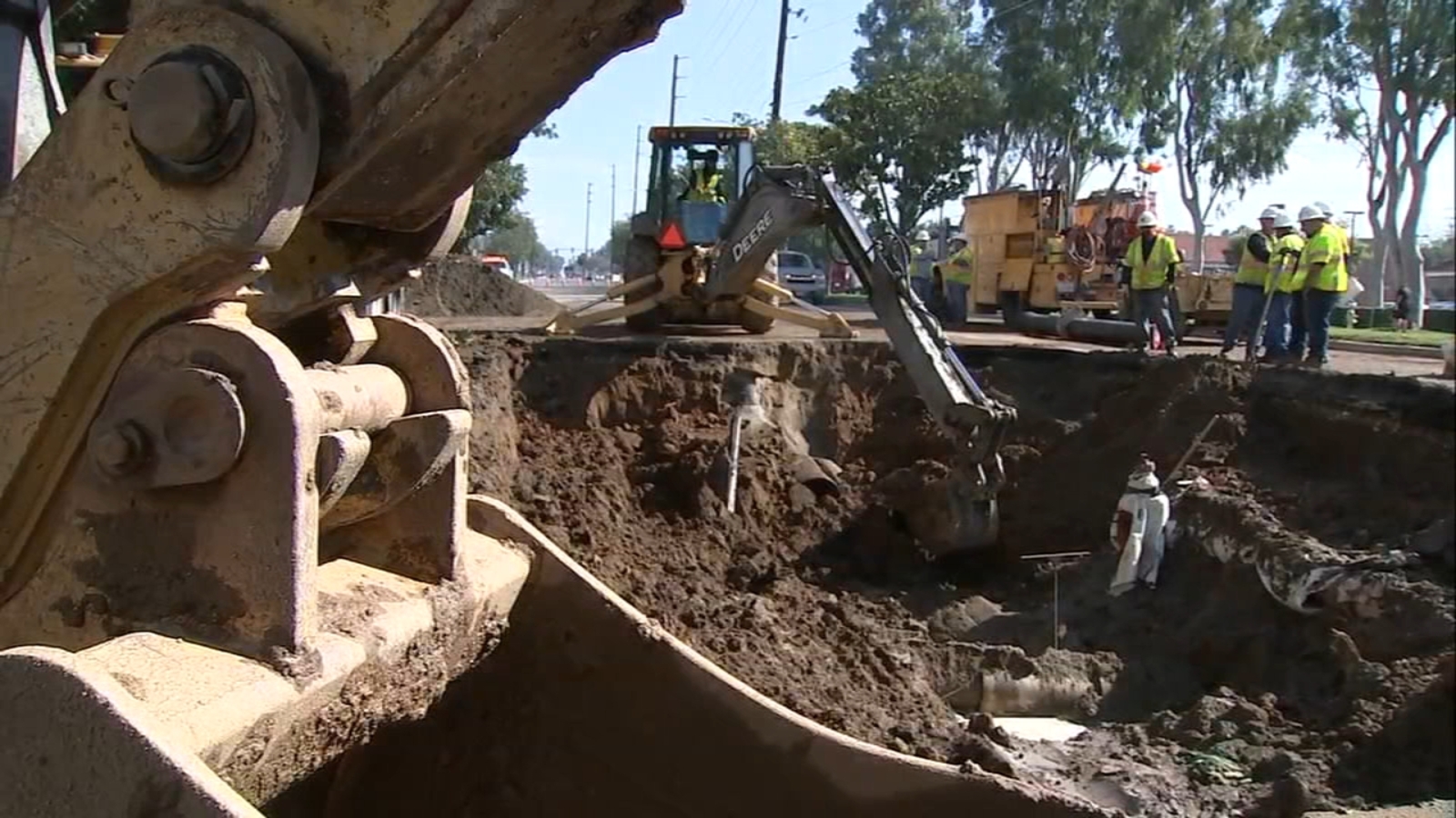 Water main break floods several businesses in Riverside - ABC7 Los Angeles