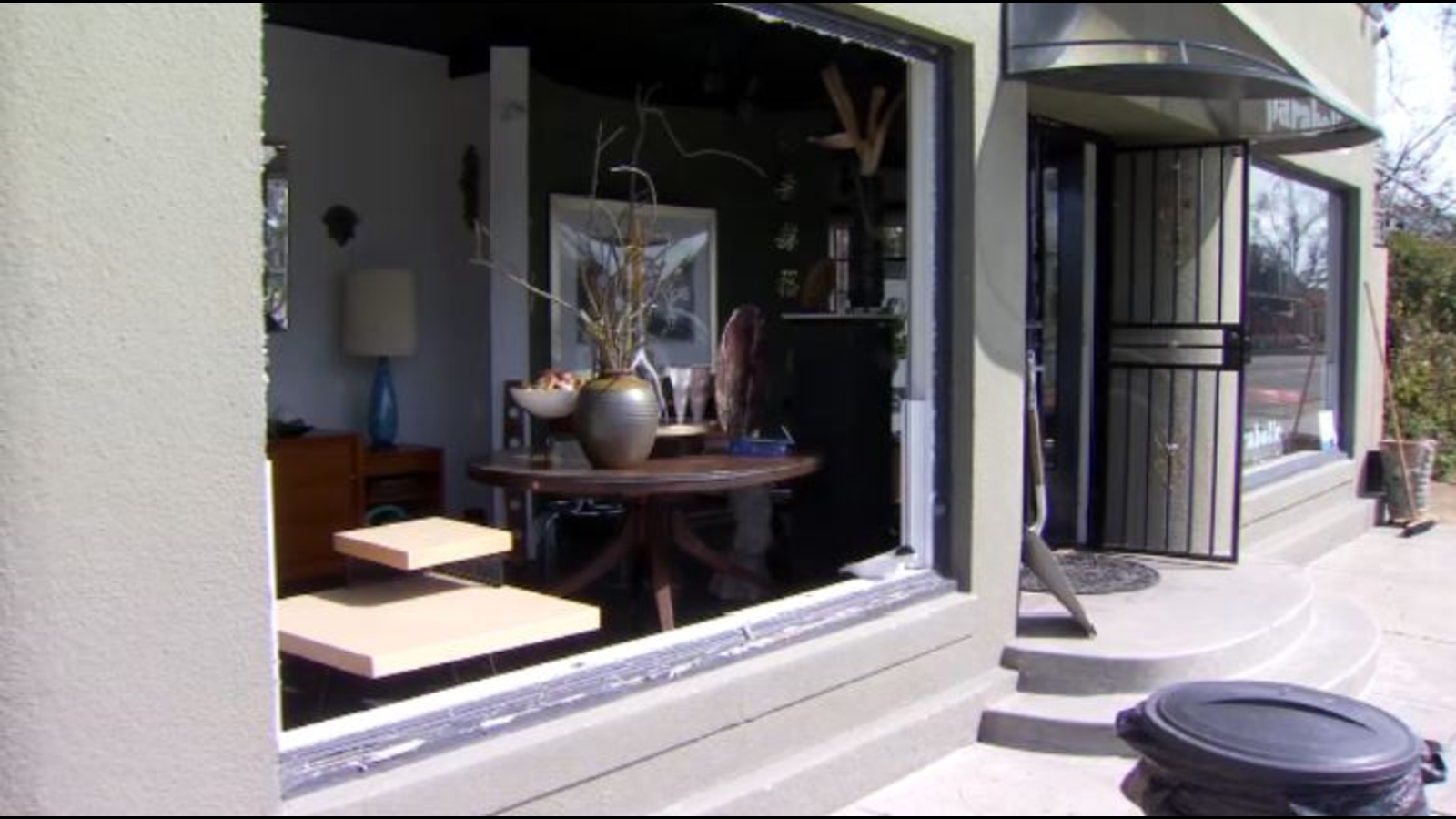 Vandal shatters store window in the Tower District - ABC30 Fresno