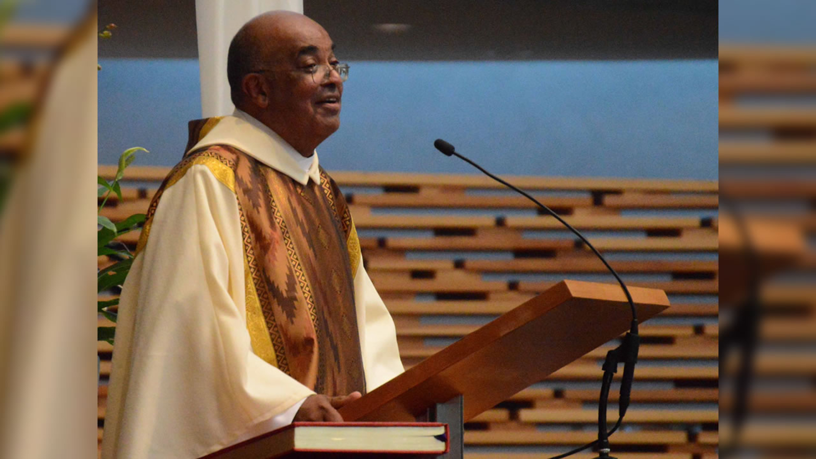 Rev. Jay Matthews, rector of Cathedral of Christ the Light in Oakland ...
