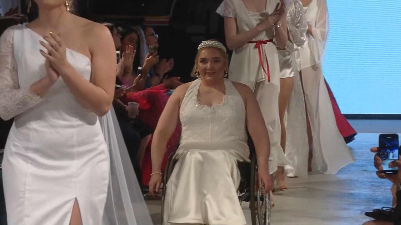 Model takes fashion week on in wheelchair in Denver - ABC7 Los Angeles