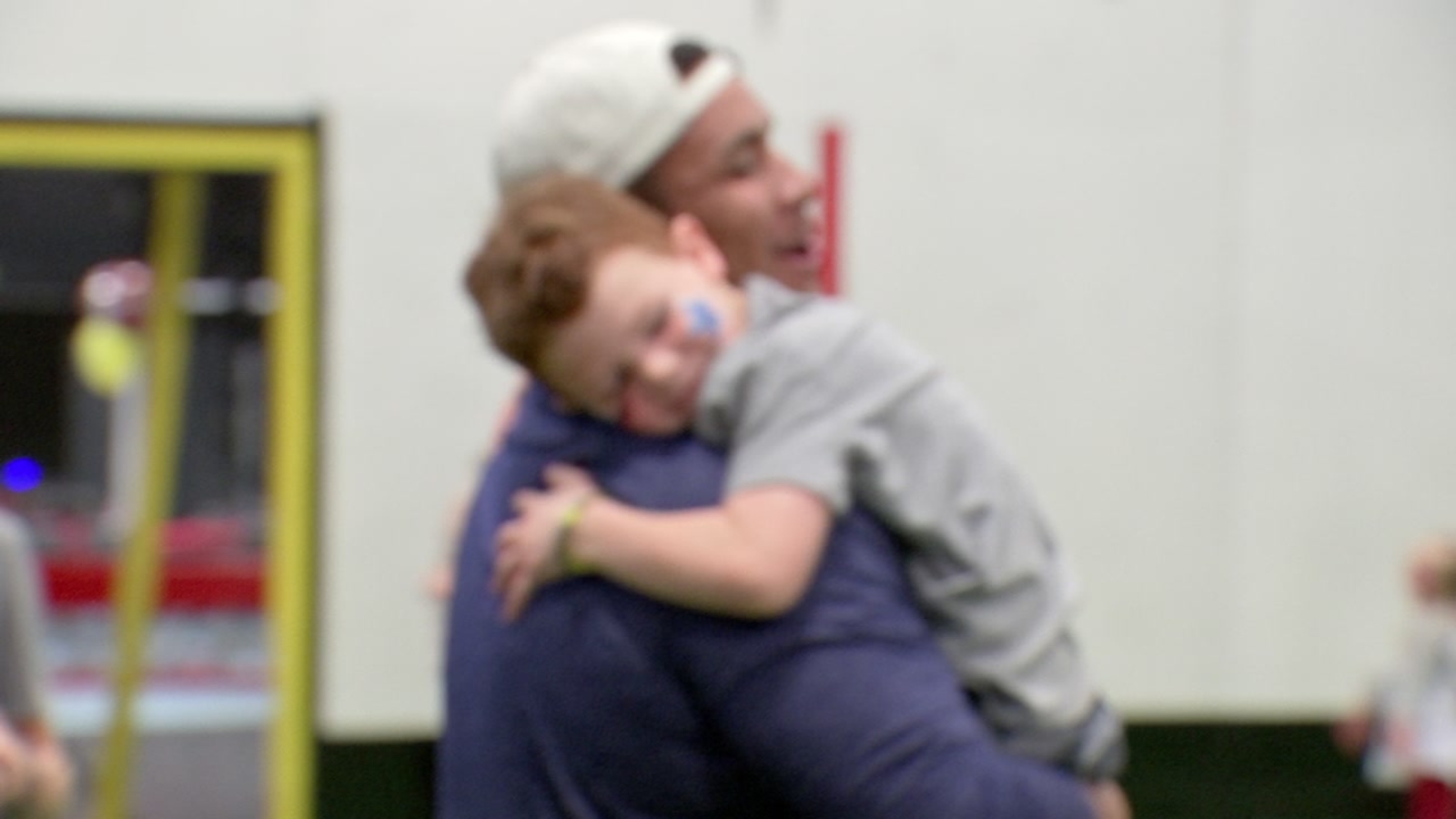 Former Texan Christian Covington enjoys time with Sunshine Kids - ABC13 ...