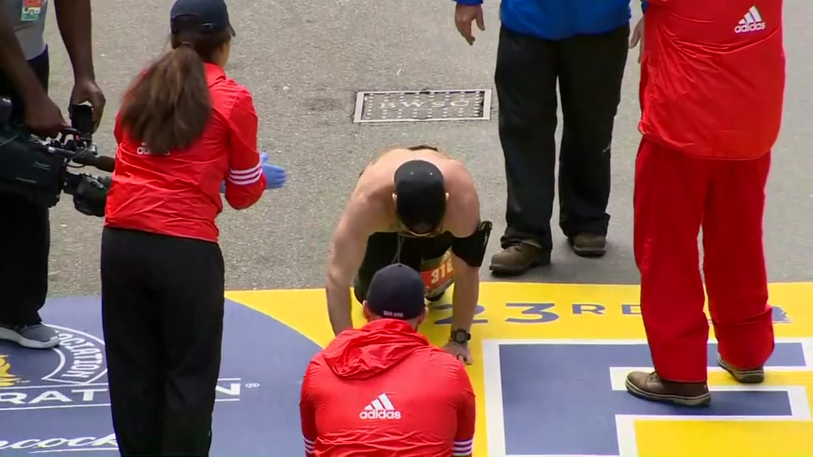 Marine Micah Herndon crawls across finish line to honor of his fallen ...