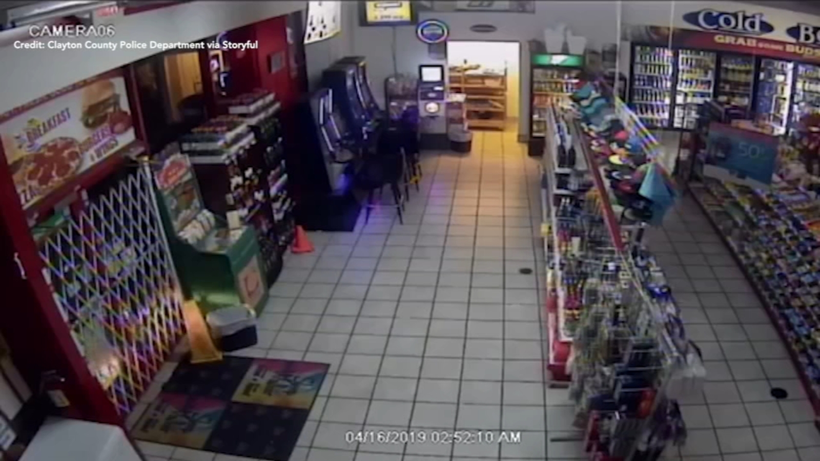 Suspects crash cars into convenience store during robbery attempt ...