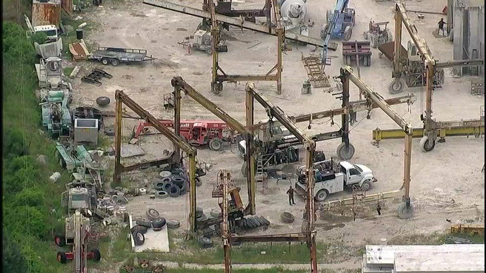 30,000-pound beam falls on man in Hempstead: Sheriff - ABC13 Houston