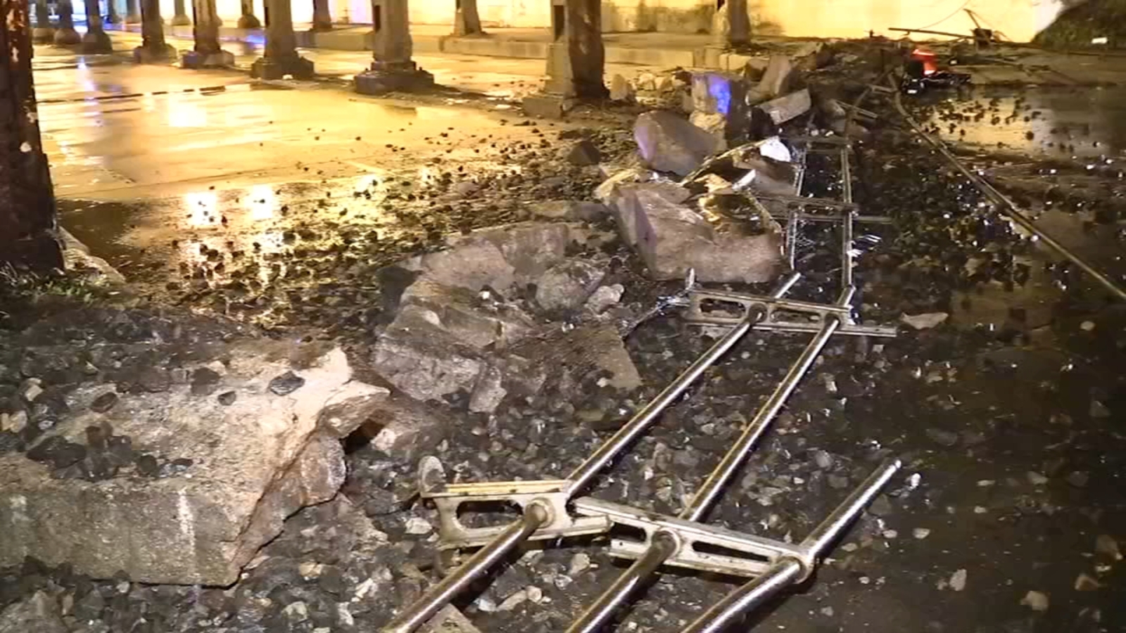 Partial rail bridge collapse closes 87th Street near Chicago Skyway on ...