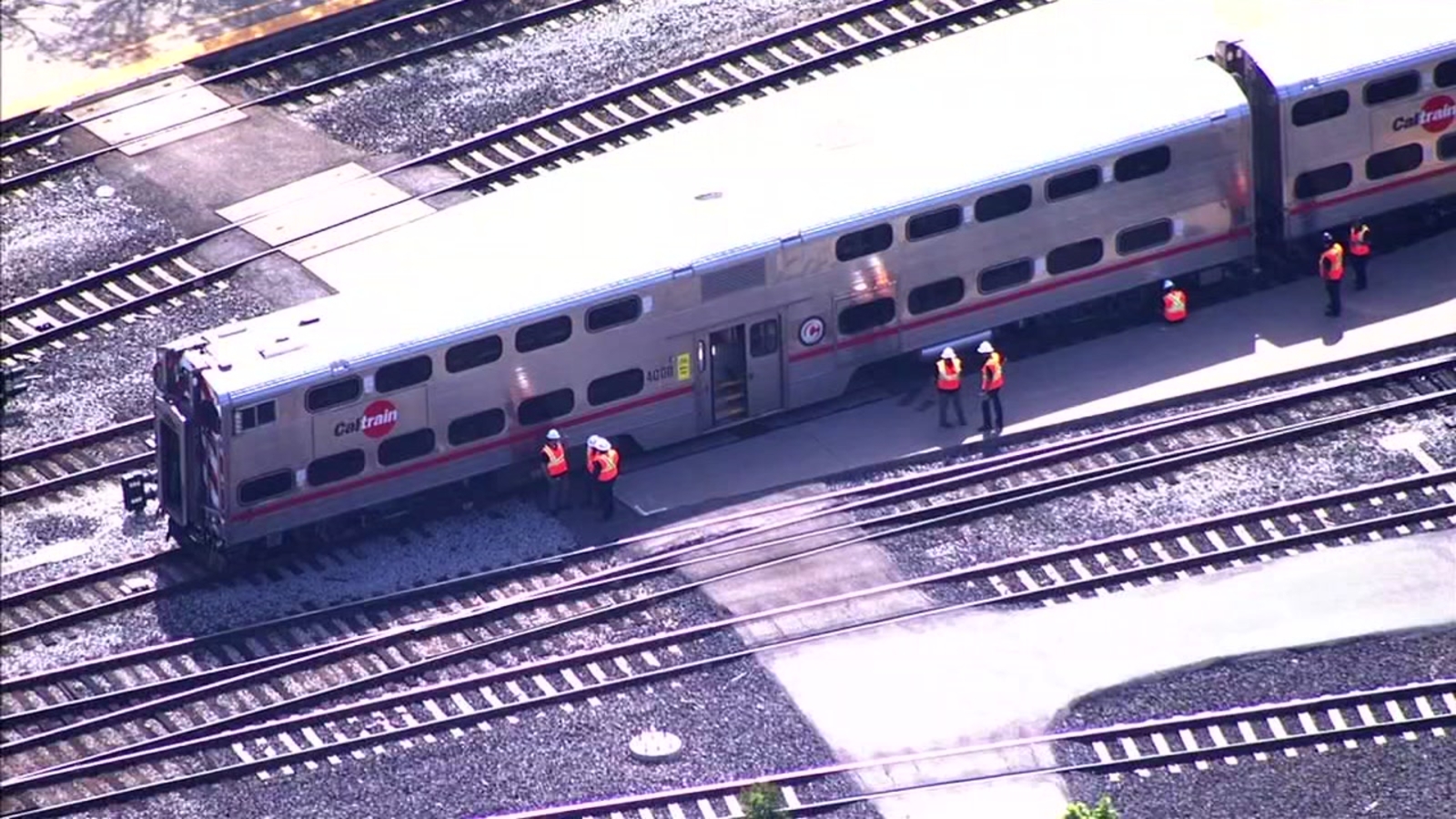 Caltrain derailment in San Jose causes system-wide delays - ABC7 San ...