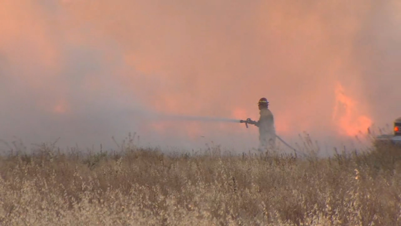Crews battle grass fire near Tulare Outlets, house fire within an hour - ABC30 Fresno