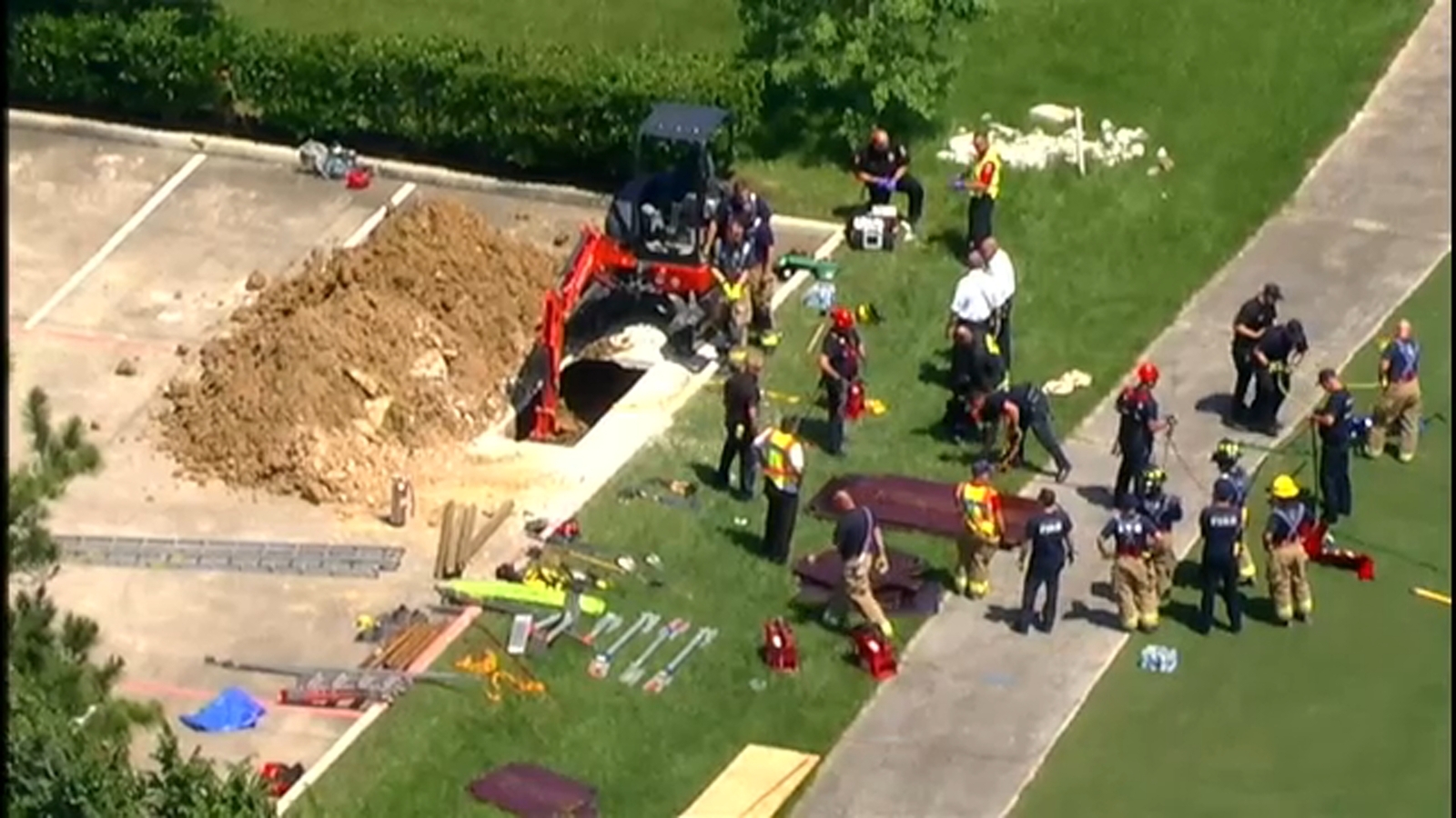 Trench collapse with person trapped in N. Harris Co. | abc13.com