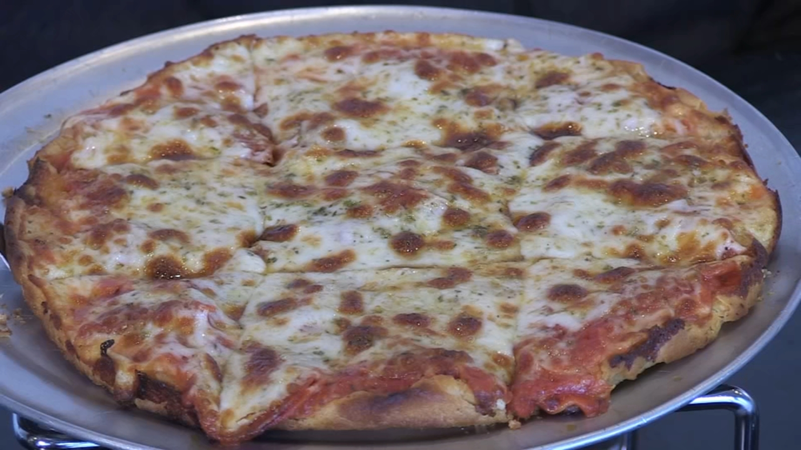Extra Course: Thin-crust pizza at Lefty's - ABC7 Chicago