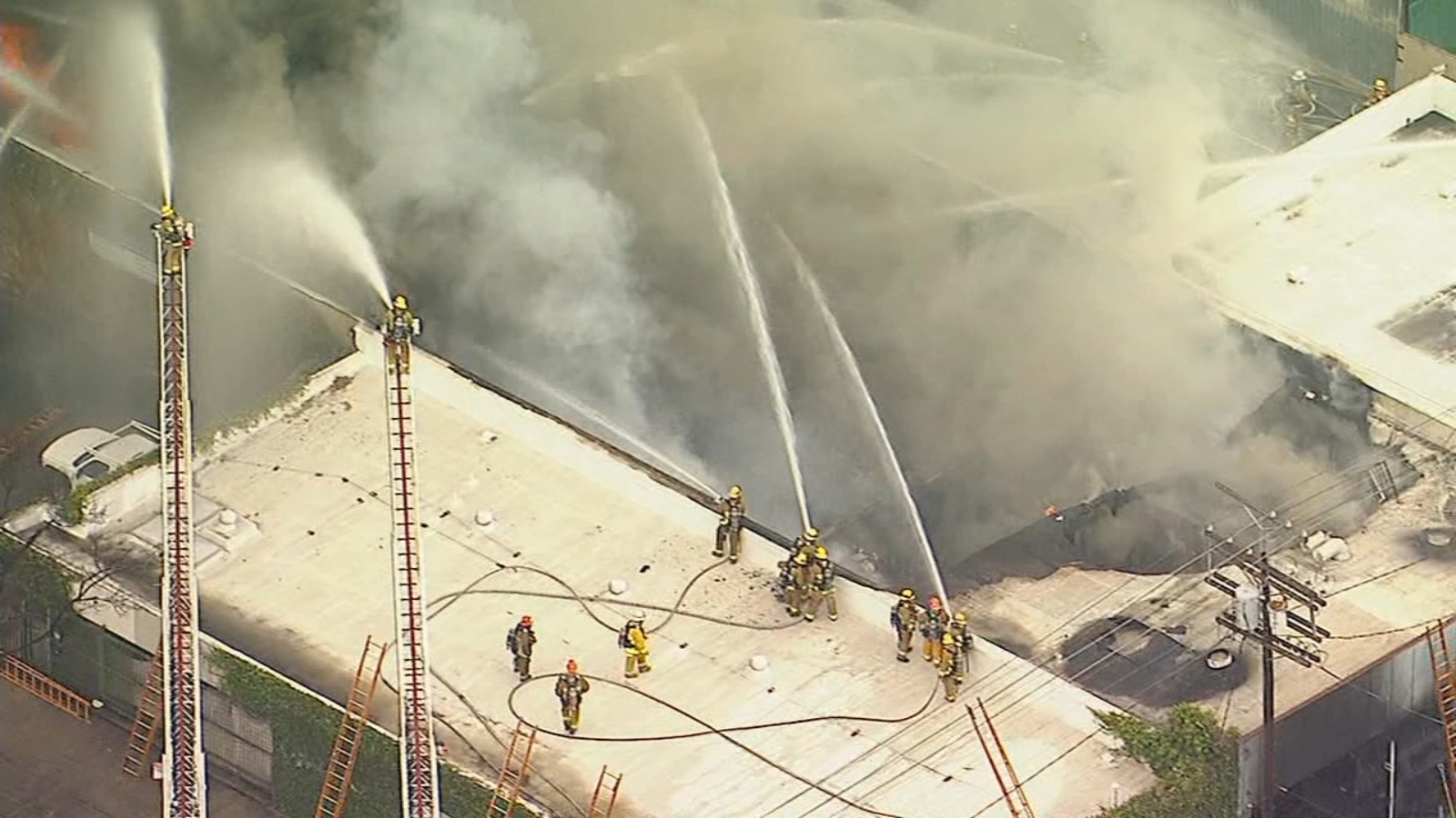 South Los Angeles building fire: Heavy smoke consumes commercial ...