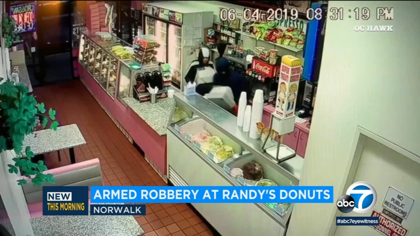 VIDEO: 3 armed suspects rob Randy's Donuts in Norwalk - ABC7 Los Angeles
