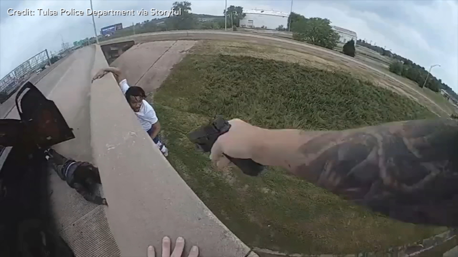 Suspect falls 30 feet, fractures skull attempting to flee police on ...