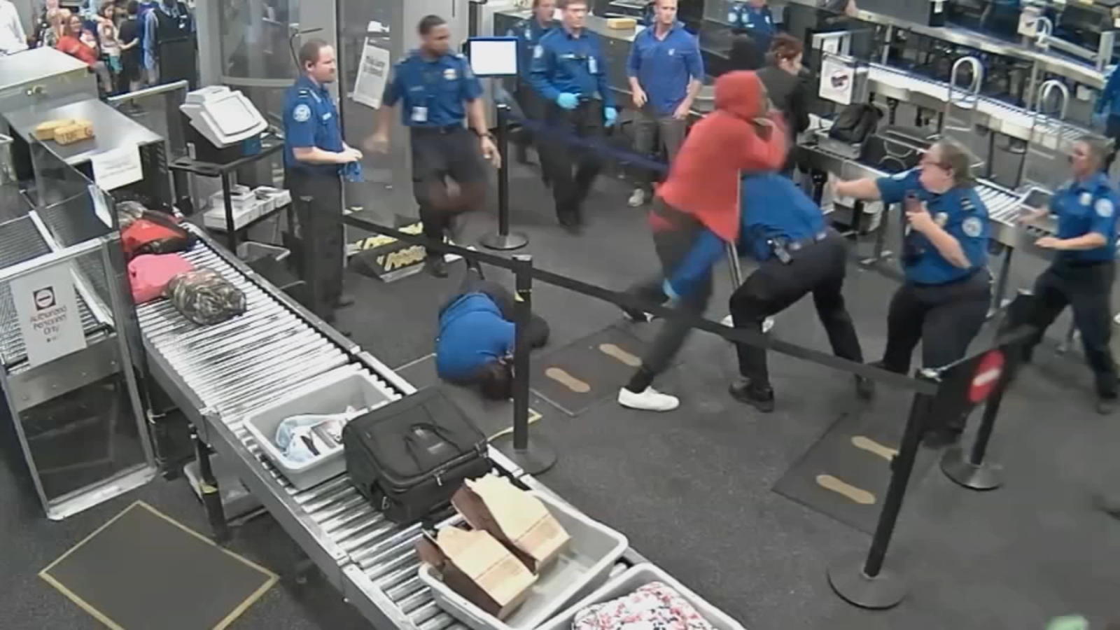 VIDEO: Man rushes TSA agents at Phoenix airport - ABC11 Raleigh-Durham