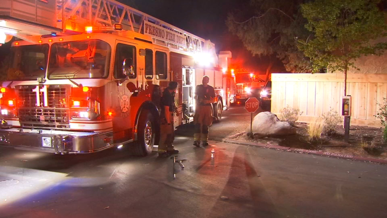 North Fresno apartment fire leaves 2 displaced, $75k in damages - ABC30 Fresno