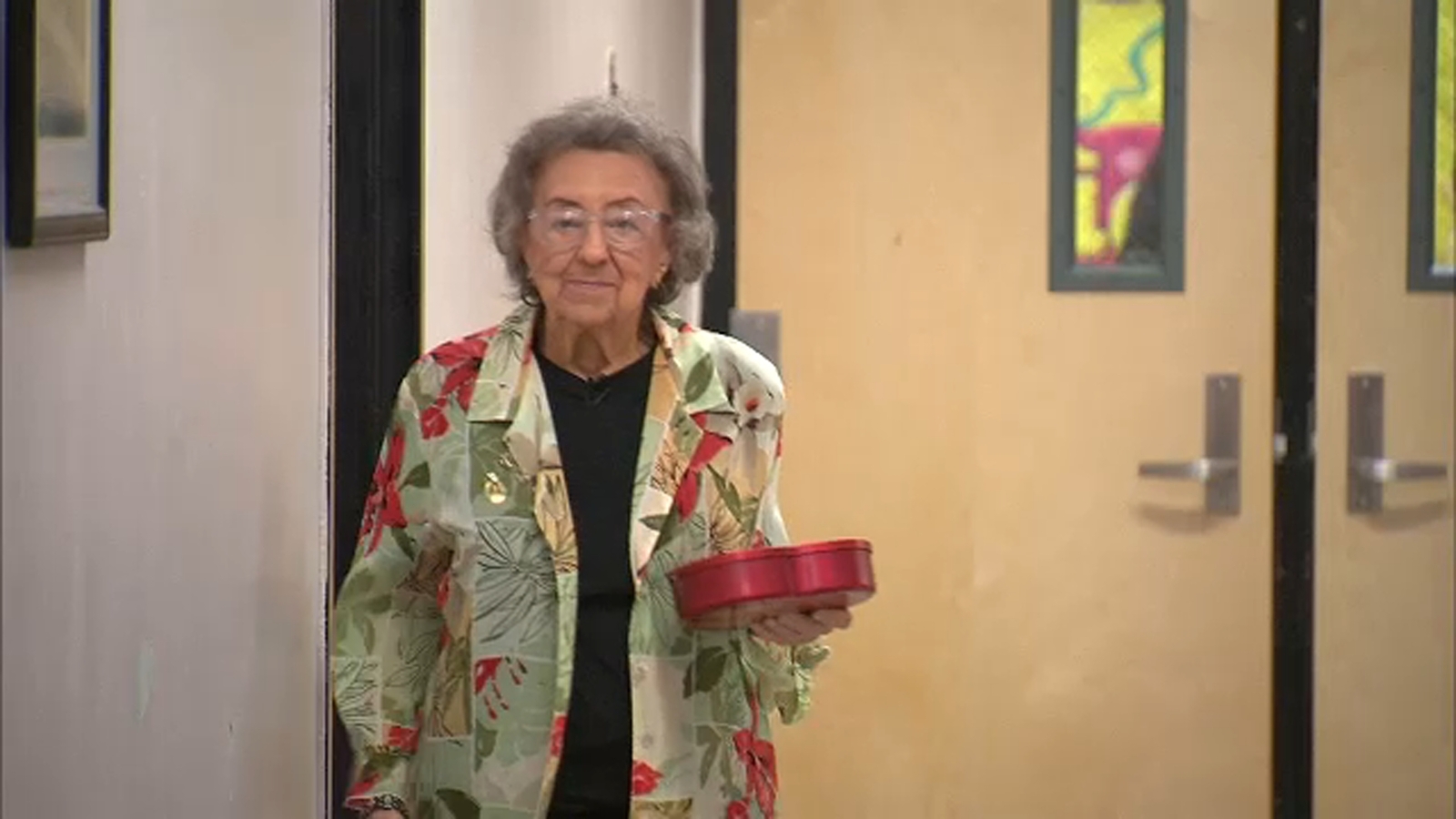 Beloved NYC school member retires after more than 40 years - ABC7 New York