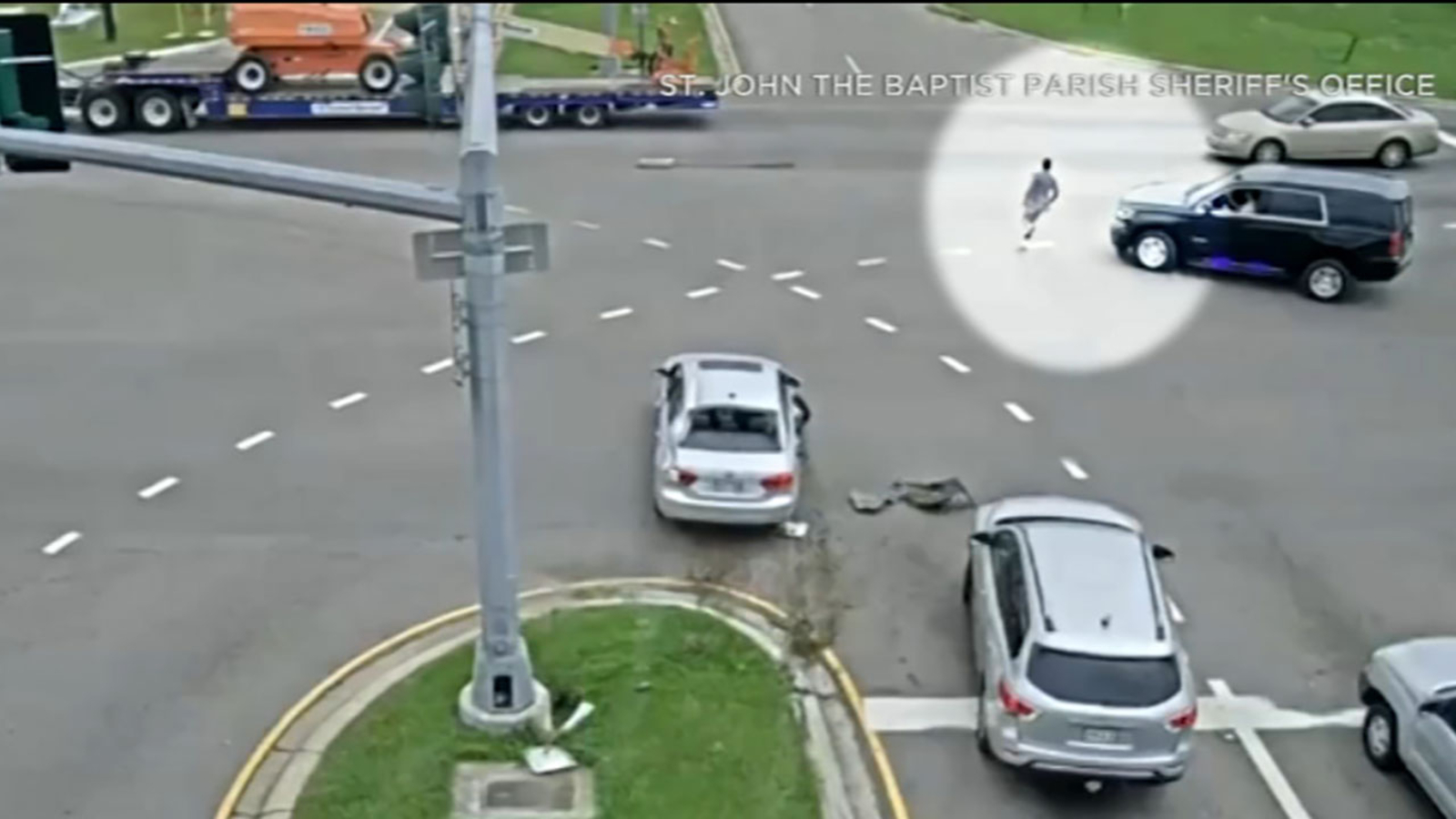 VIDEO: Driver jumps out of moving car, runs into traffic after police ...