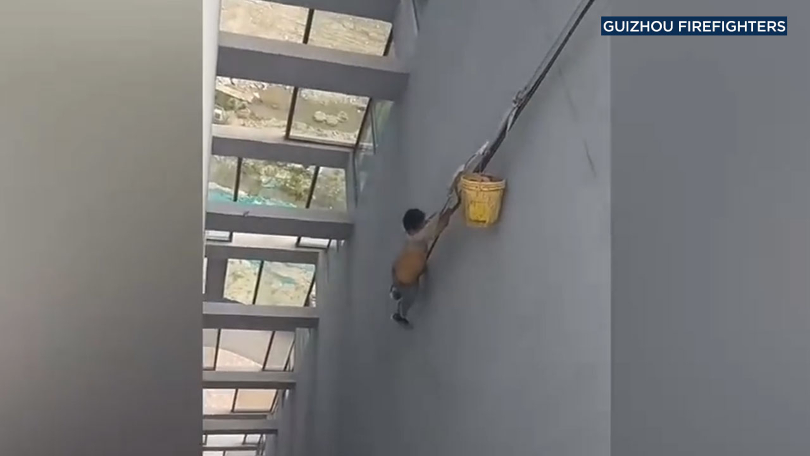 DRAMATIC RESCUE: Firefighters save construction worker dangling 17 ...