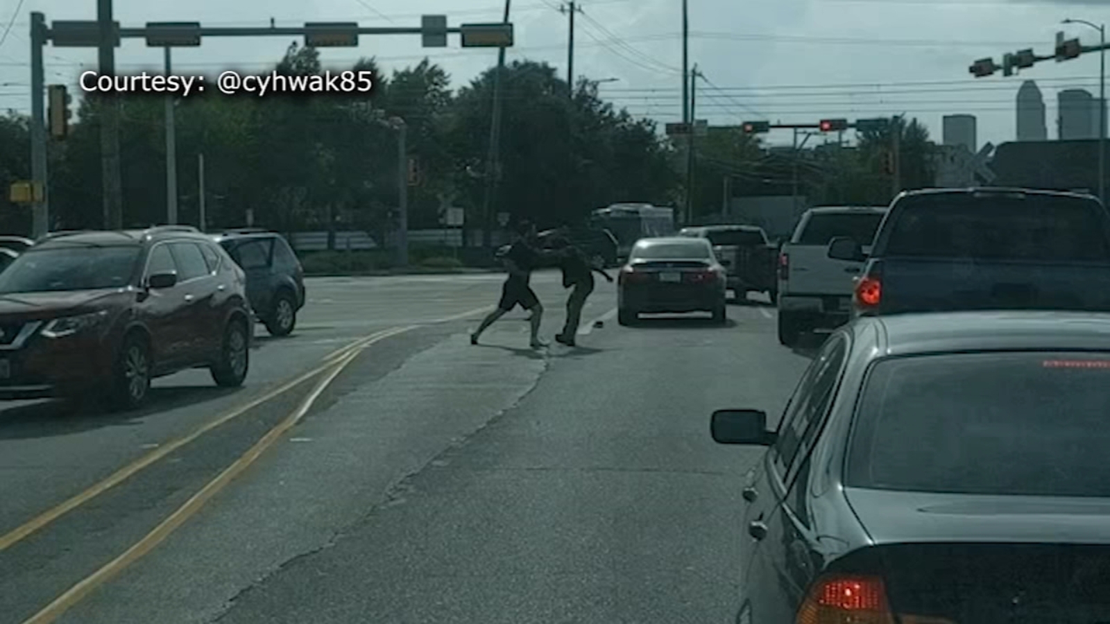 Men fight in busy Houston intersection in apparent road rage incident ...