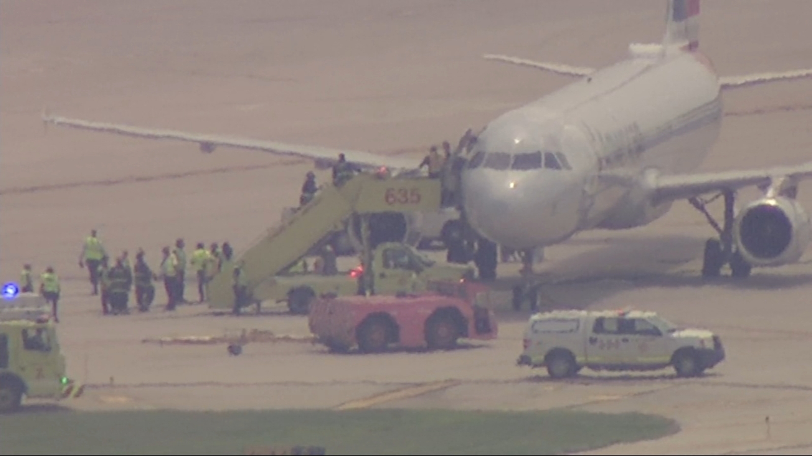 American Airlines flight lands at O'Hare Airport with flat tire - ABC7 ...