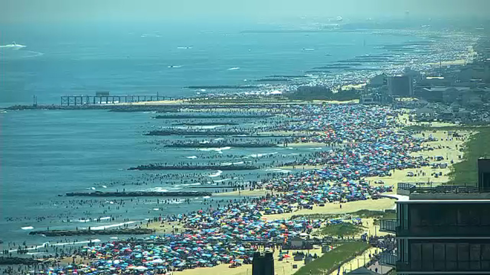 4th of July revelers celebrate Independence Day at beaches, boardwalks ...