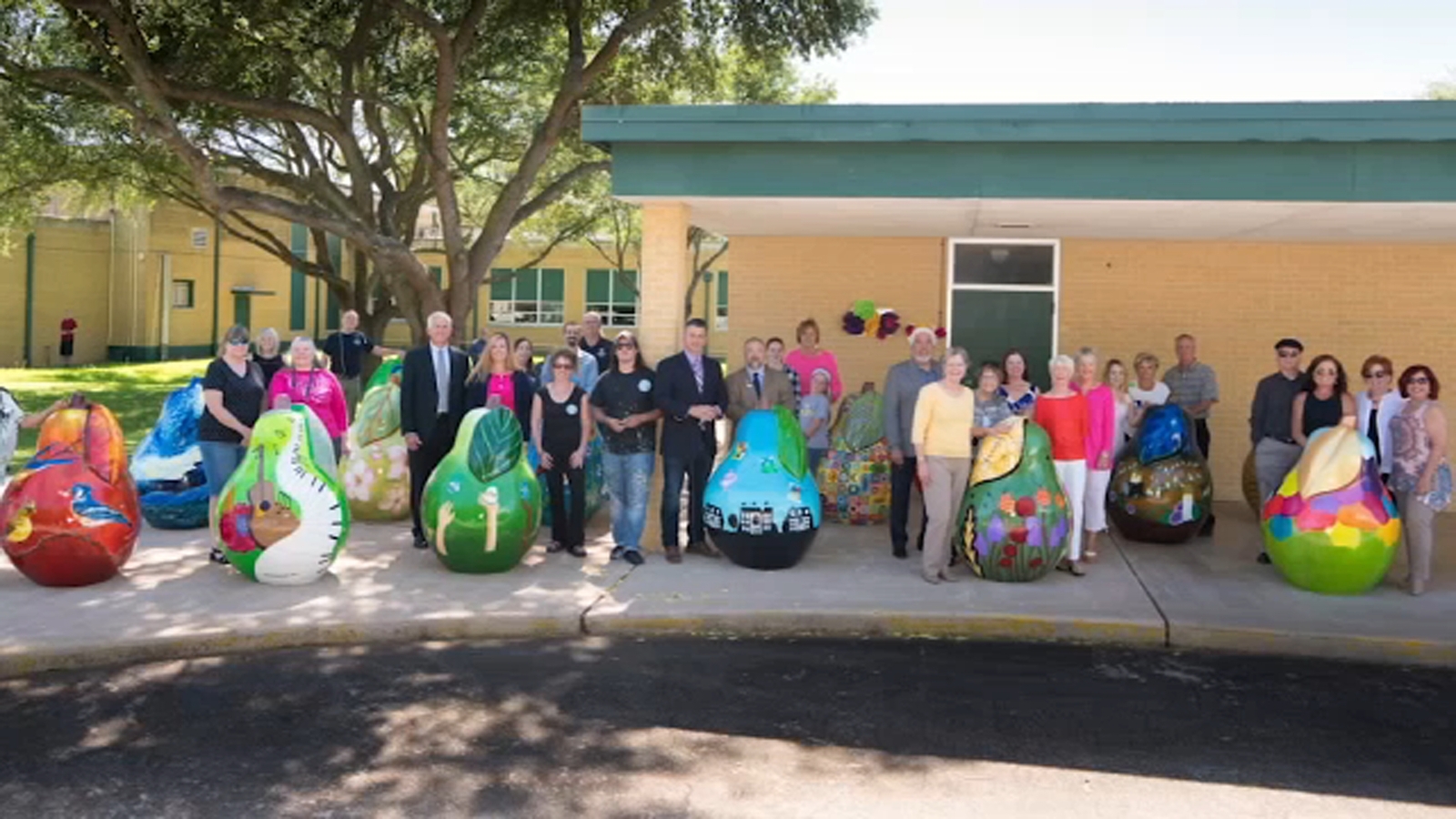 Pearland's Pears: Follow the trail of the town's famed symbol - ABC13 ...
