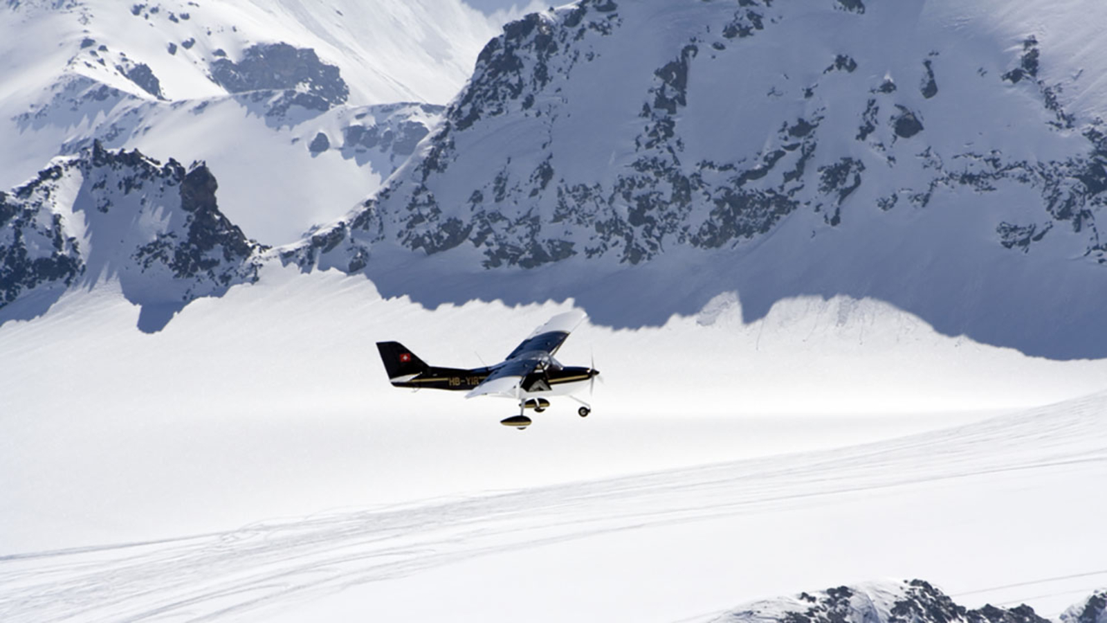 WILD VIDEO: Daredevil snowboarder gets towed behind airplane at takeoff ...