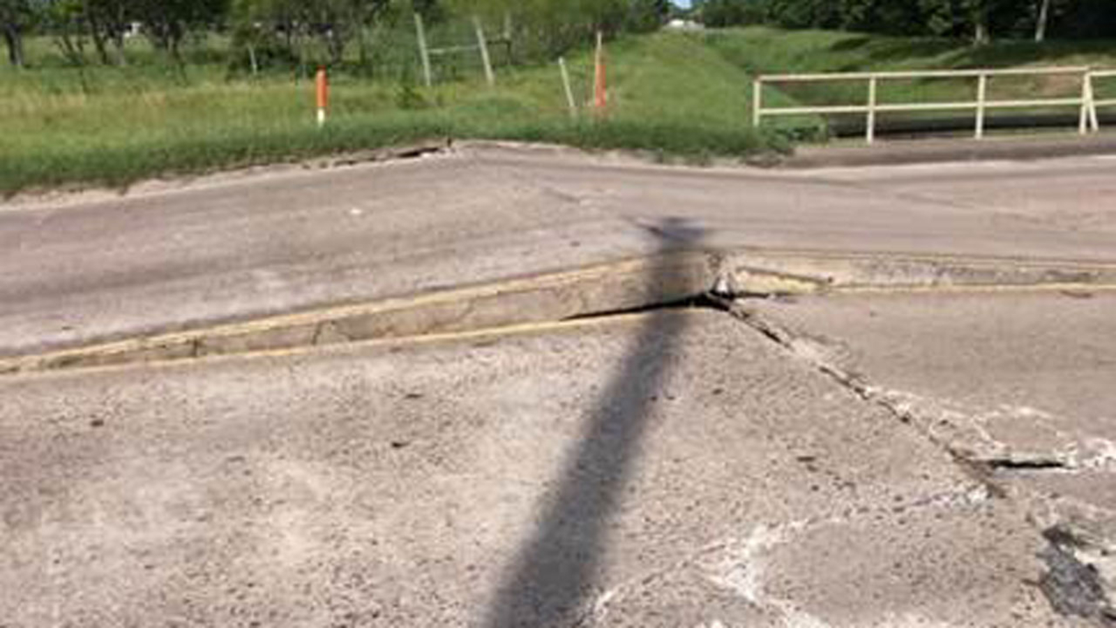 Red Bluff Road buckles as temperatures rise in Pasadena - ABC13 Houston