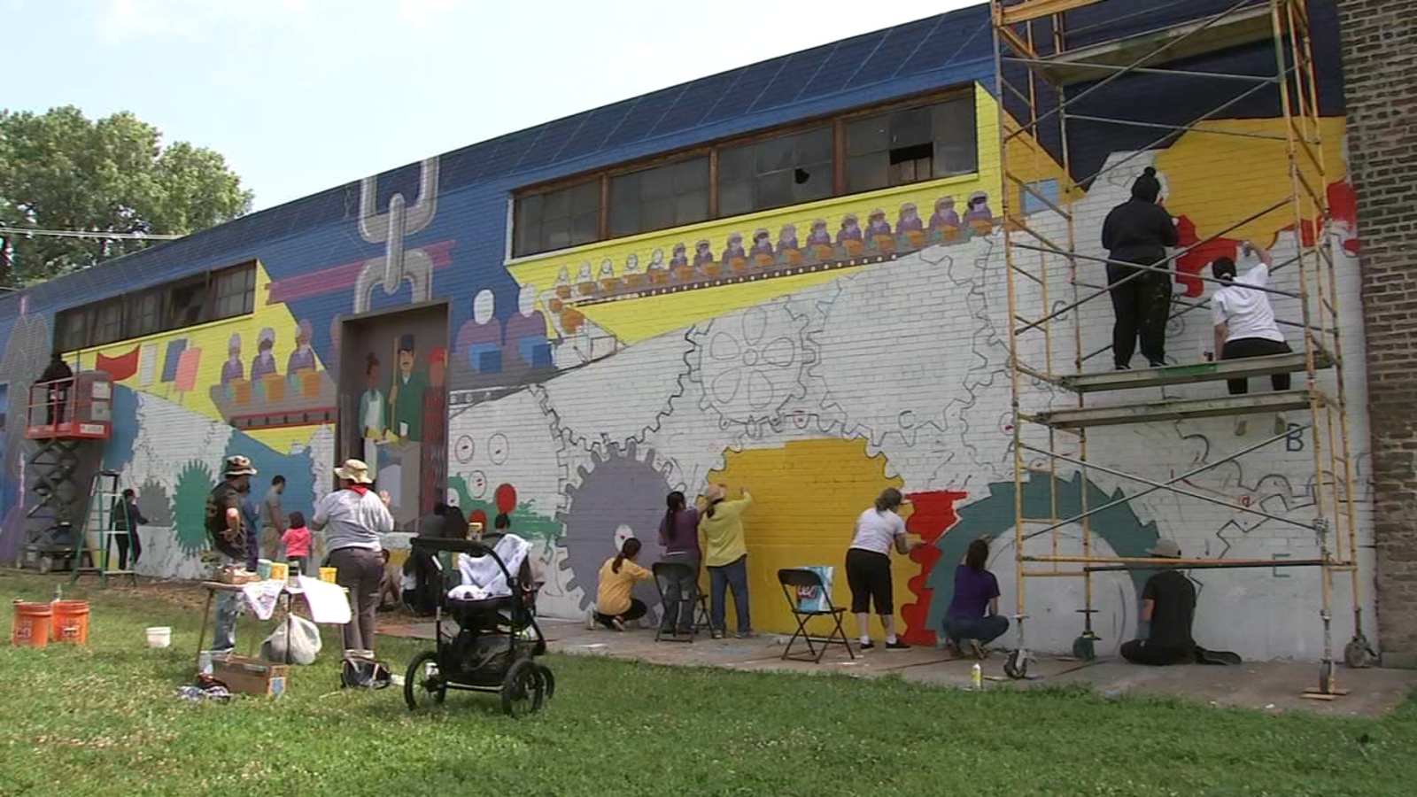Pilsen neighborhood blossoms with beauty, art in community garden ...