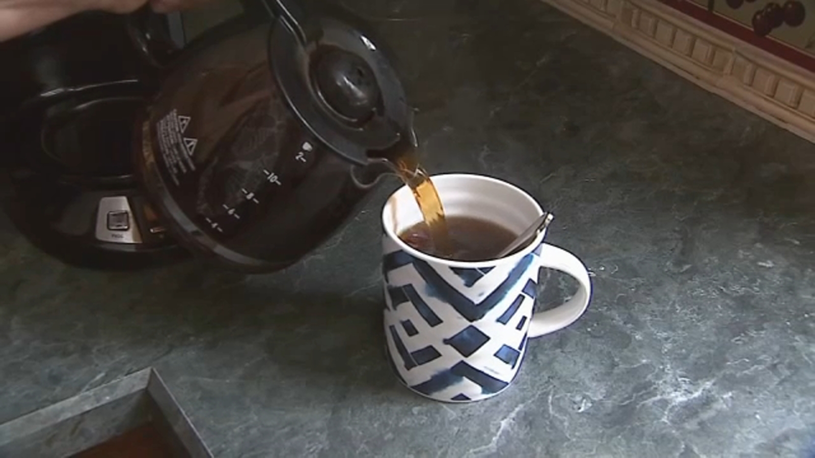 Hot coffee or iced? Study says higher temp provides more health ...